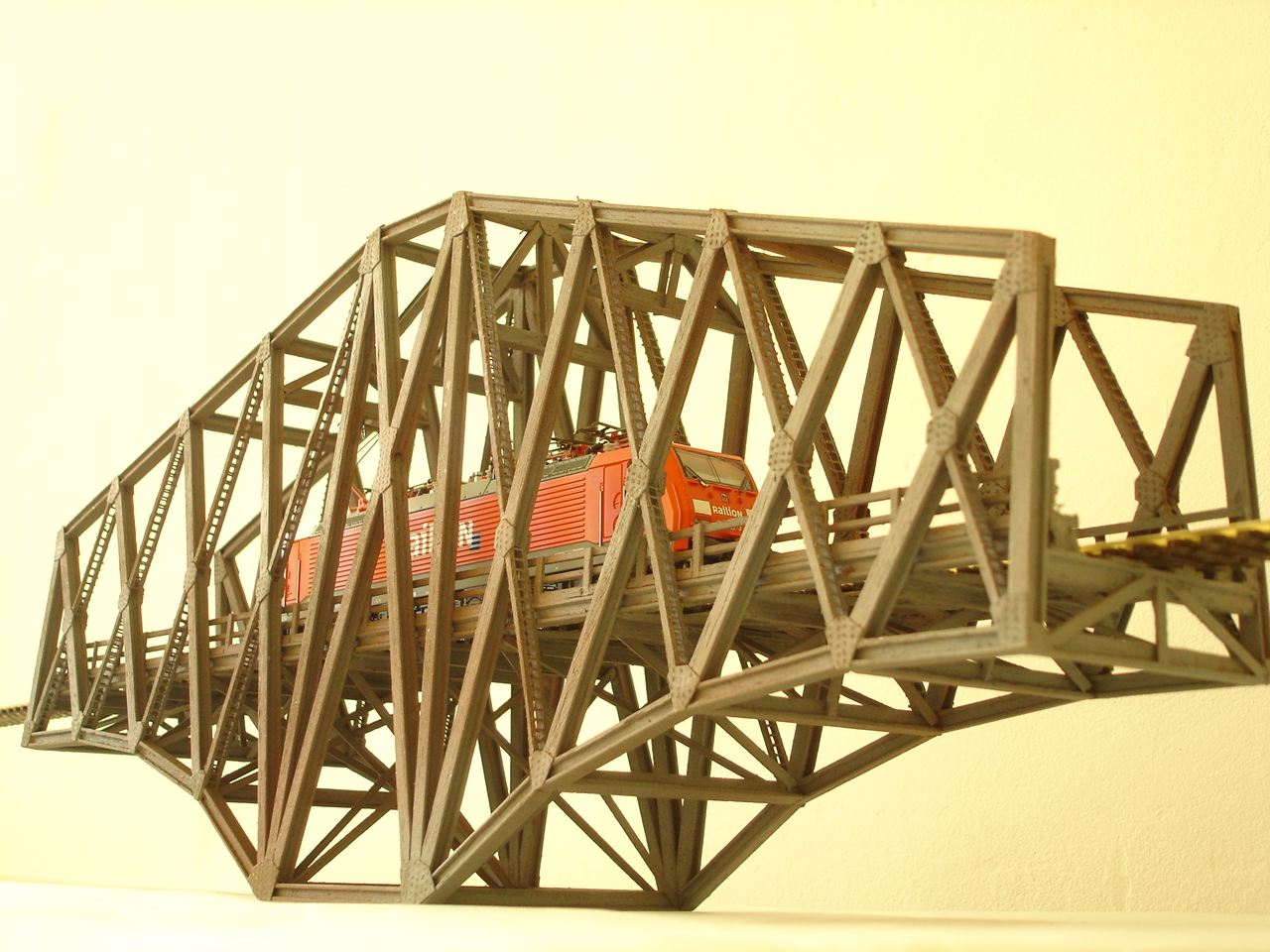 Pod viaduct cu aspect metalic pentru trenulete electrice